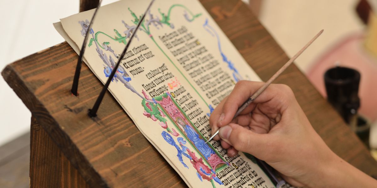 Calligraphie médiévale et enluminures : ce qu'il faut savoir - Le Scribe